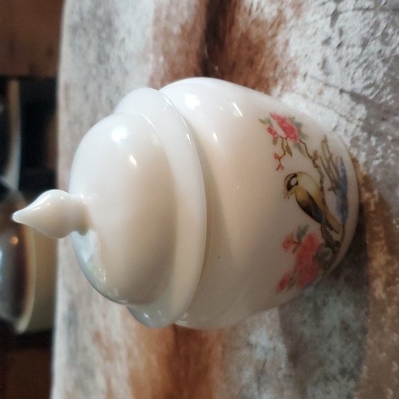 Avon | Other | Vintage Avon Milk Glass Jar With Lid Bird Flower Design ...